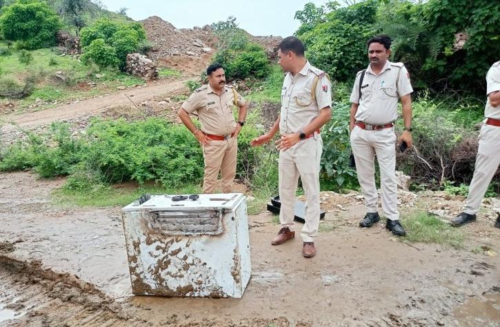 कच्चे रास्ते में लावारिस पड़ा मिला 36 लाख रुपये से भरा ATM, चोर नहीं ...