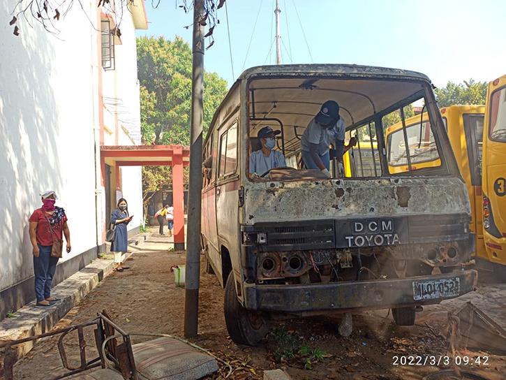 Discarded Bus Turned Into Library For Underprivileged Kids In Meghalaya ...