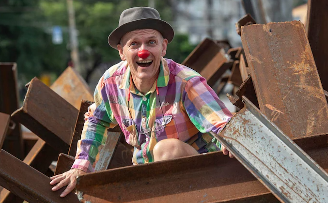Man Dressed As Clown Rescues Evacuees In Ukraine, Drives Them To Safety ...