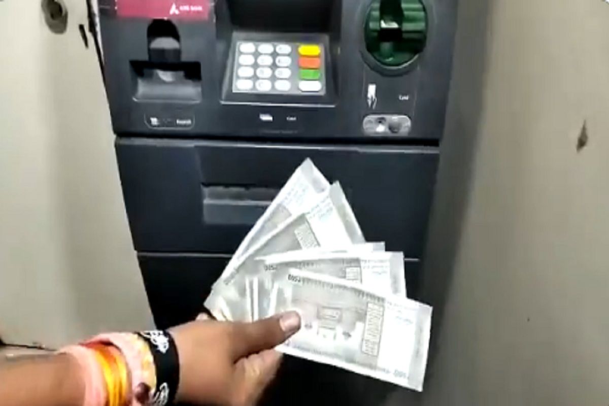 अमेठी के ATM से निकले 200 के नकली नोट, लिखा था 'फुल ऑफ फन', कैश निकालते ...