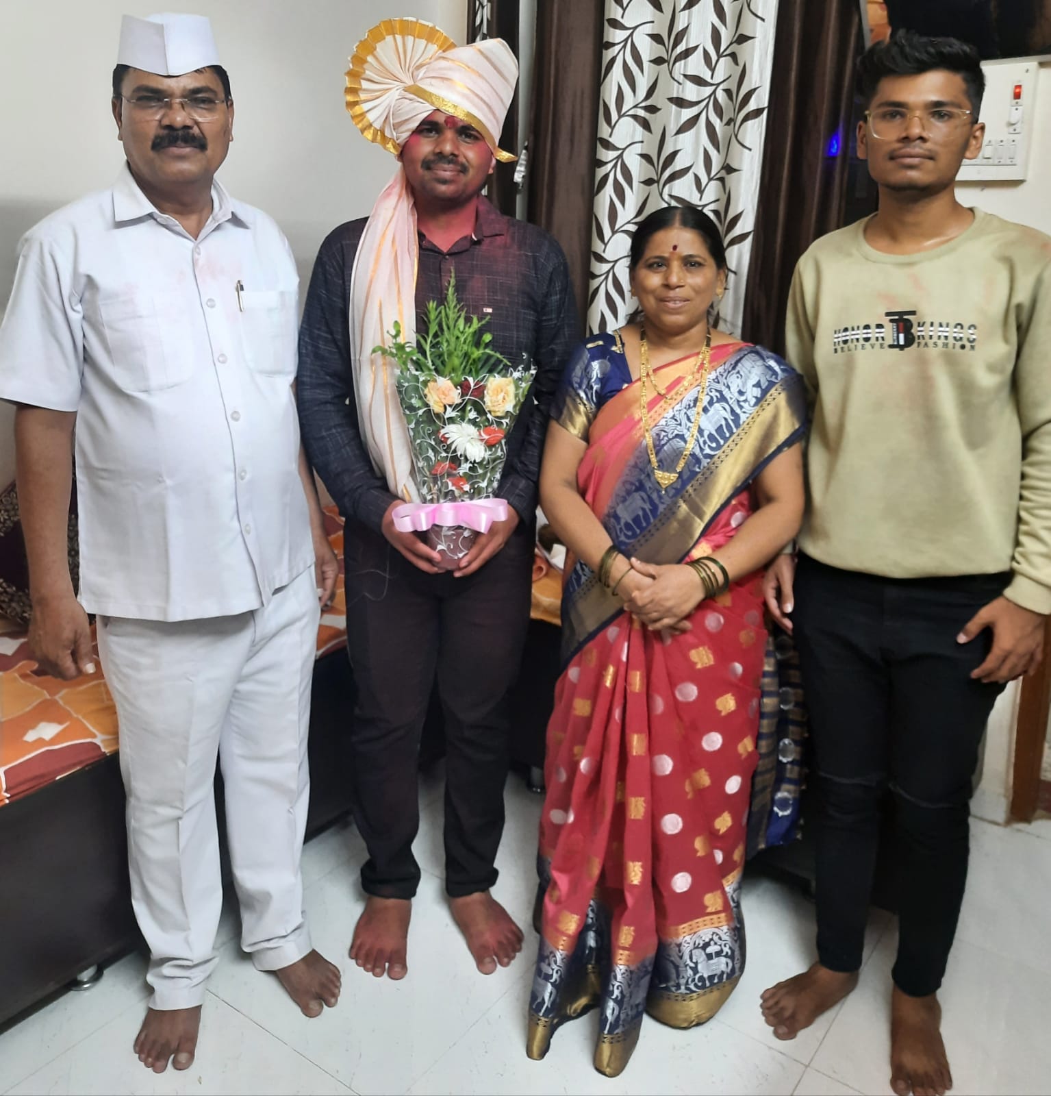 मां चाहती थी बच्चा अफसर बने, आदिवासी लड़के ने पहले ही प्रयास में UPSC ...