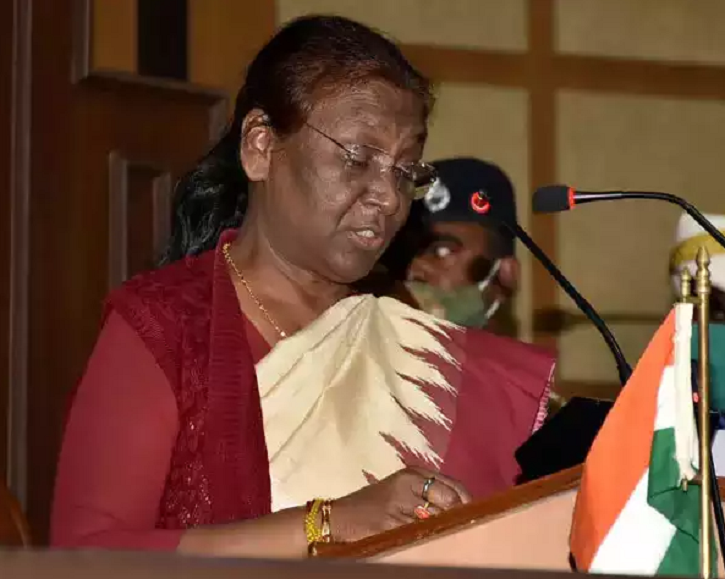 Presidential Nominee Droupadi Murmu Sweeps Temple Floor