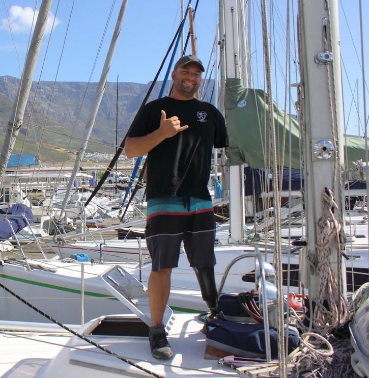 Dustin Reynolds: एक हाथ, एक पैर नहीं है, अकेले दुनिया का चक्कर लगाकर ...