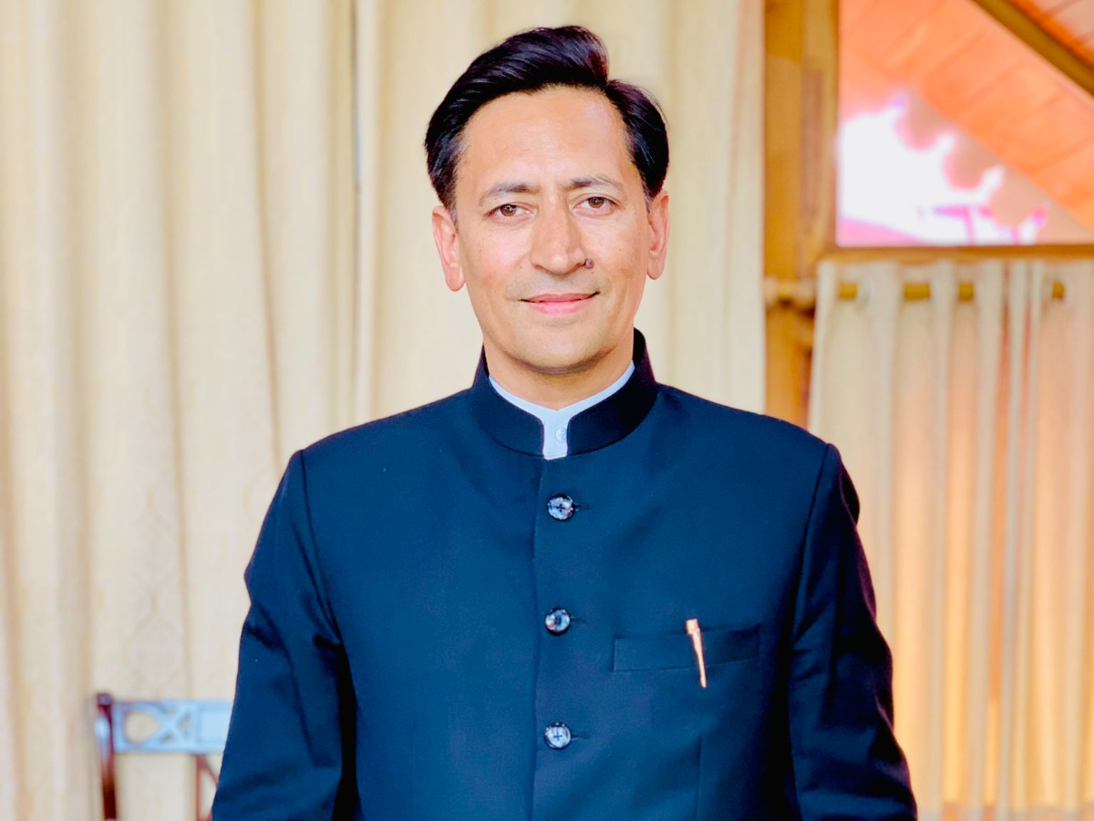 IAS दीपक रावत: 'कबाड़ीवाला' बनना चाहते थे, आज देश के सबसे चर्चित IAS ...