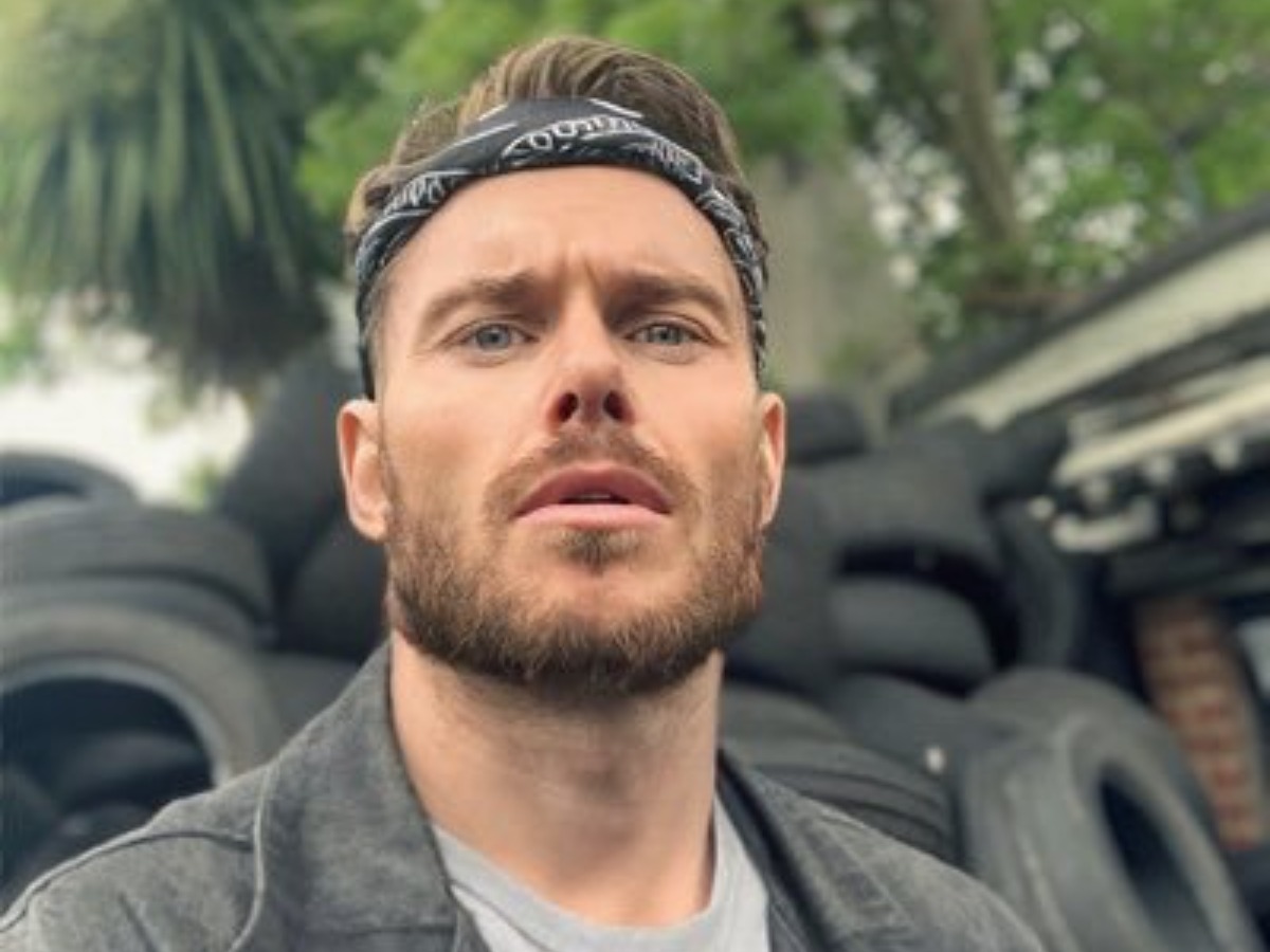 Emotional Reunion As Strangers Meet Randomly At Bar After One Saved The ...