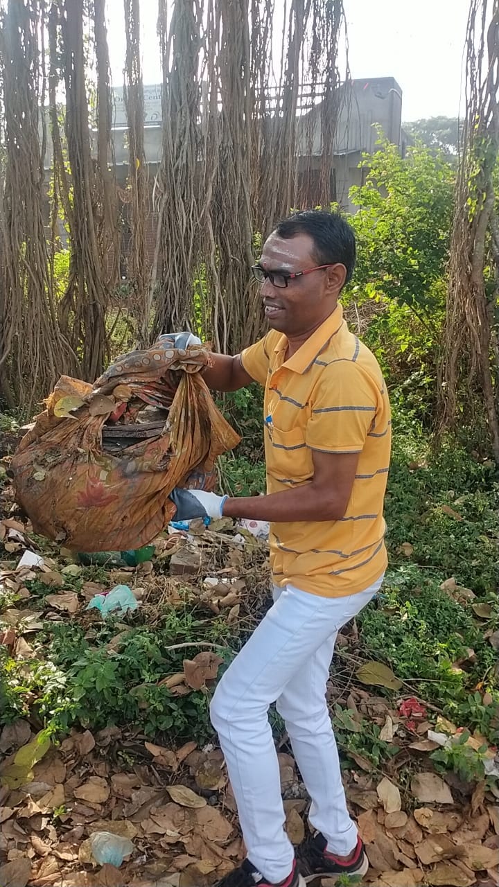 वीरेश हिरेमथ: भगवान को इंसान से बचाने निकला है ये शख्स, खंडित मूर्तियां, Photo Frames सड़क से ...