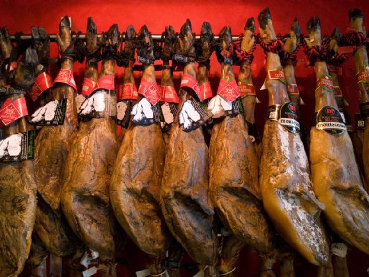 Waiter Gets Saved From Bullets Thanks To A Leg Of Ham