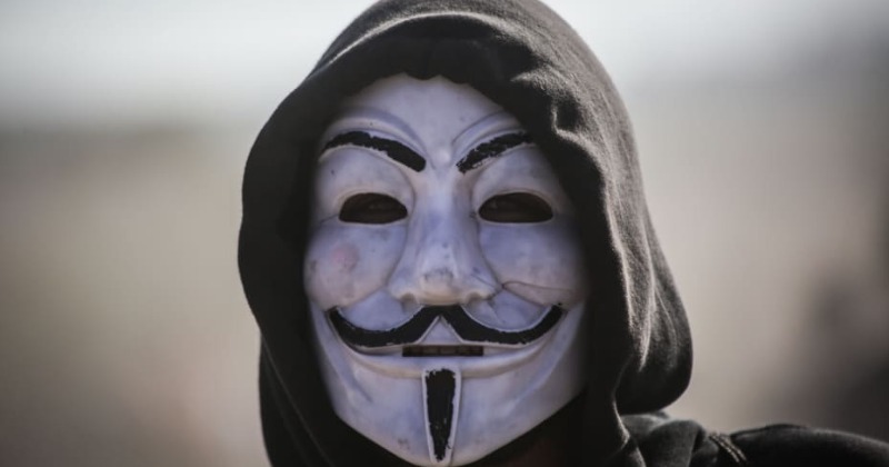 कौन होते हैं अजीब मास्क पहनने वाले Anonymous Hackers जिन्होंने रूस की ...