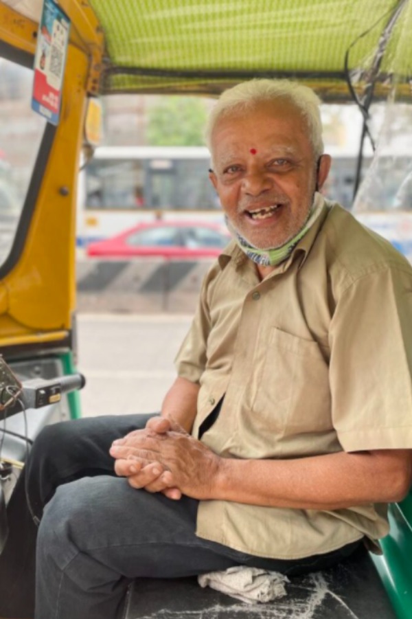 कभी इंग्लिश lecturer थे, अब ऑटो रिक्शा चलाते हैं, दिल छू ले वाली है 74 ...