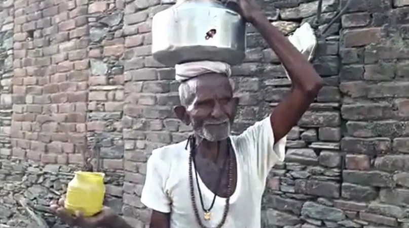 पानी बाबा: वो धर्मात्मा जो 27 साल से राहगीरों को पिला रहे हैं अपने हाथ ...