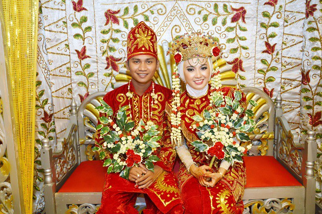Indonesian Tribe Prohibits Newlyweds From Using Toilet For Three Days