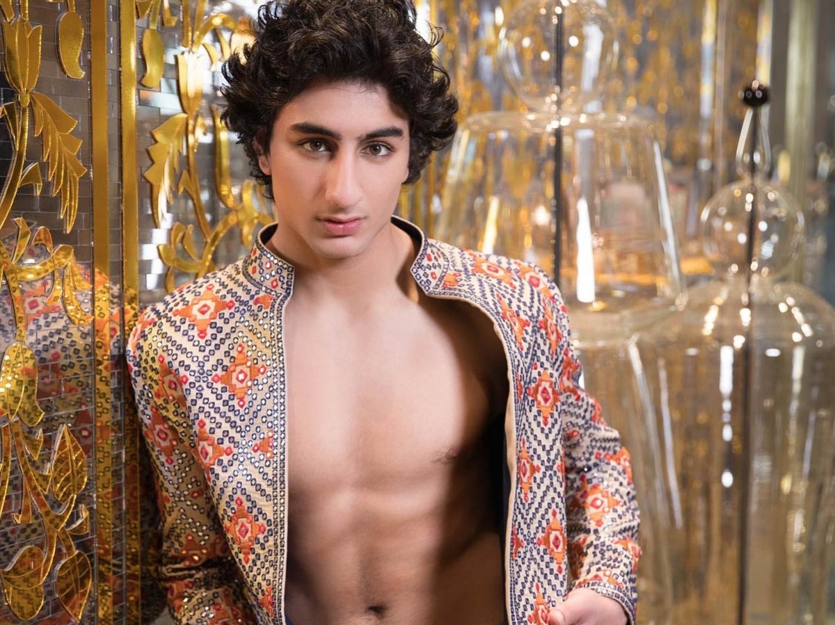 Ibrahim Ali Khan Manhandled by Beggars Outside Restaurant, Netizens ...