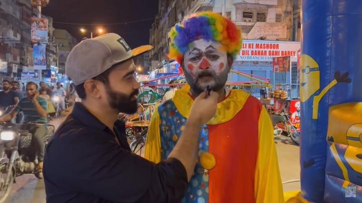 Pakistan Man Dressed As A Clown Sings ‘Abhi Mujh Mein Kahin’