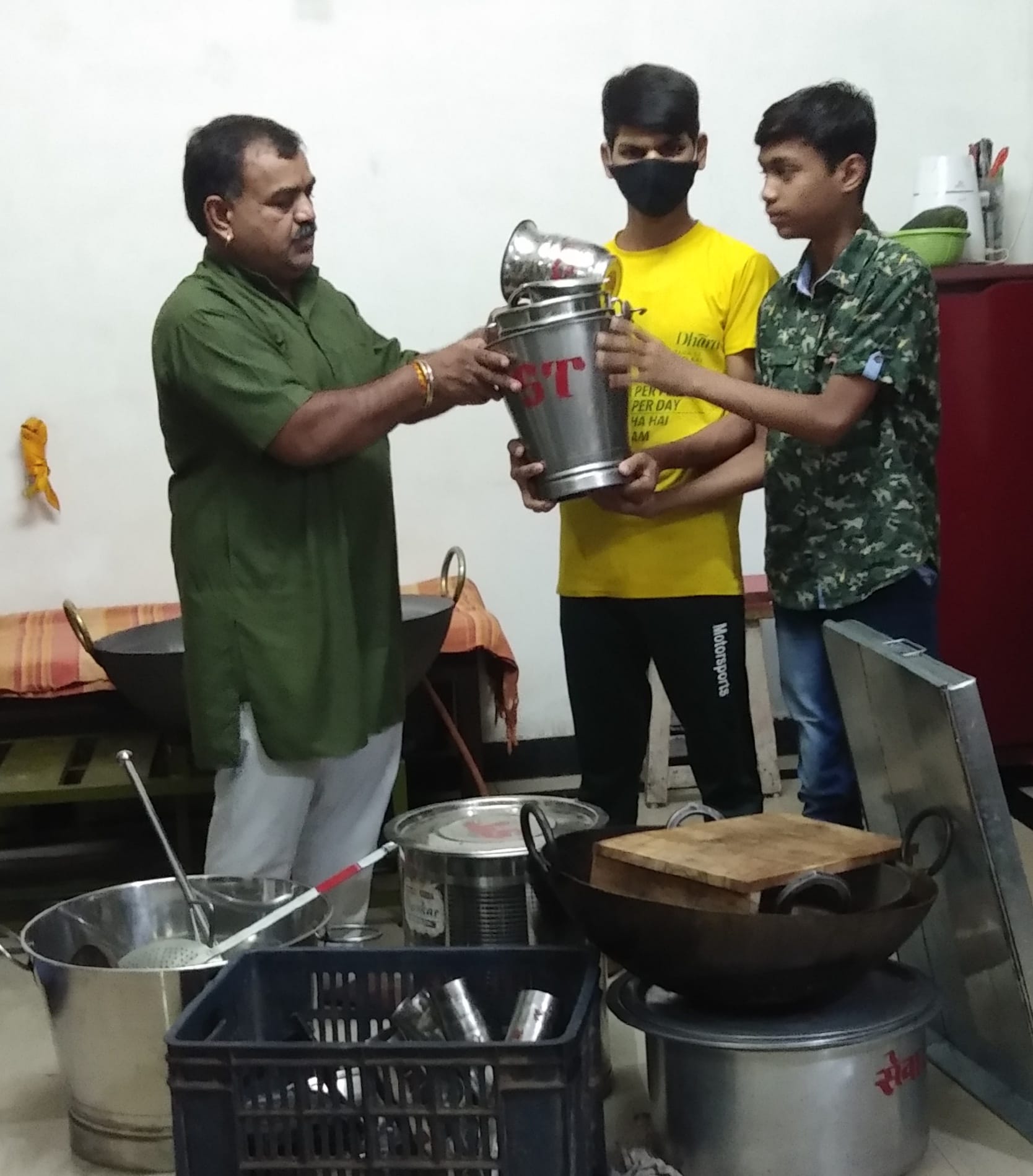 सुरेंद्र बैरागी: 'बर्तन बैंक' खोलकर मुफ्त में देते हैं बर्तन ताकी लोग ...