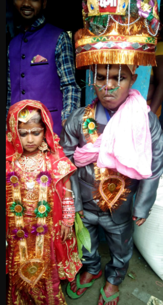 Dwarf couple Marries In Bihar, Guests Gatecrash In Selfies
