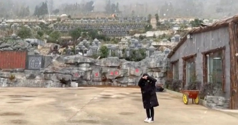 Chinese Woman Takes Job In A Cemetery For A Better Work-Life Balance