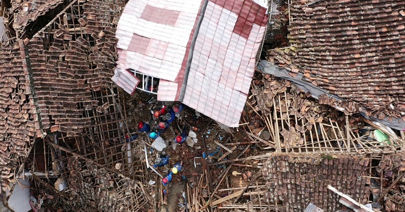 Indonesia Earthquake: Six-year-Old Boy Who Was Buried Alive Pulled Out ... Indonesia Earthquake: Six-year-Old Boy Who Was Buried Alive Pulled Out ...