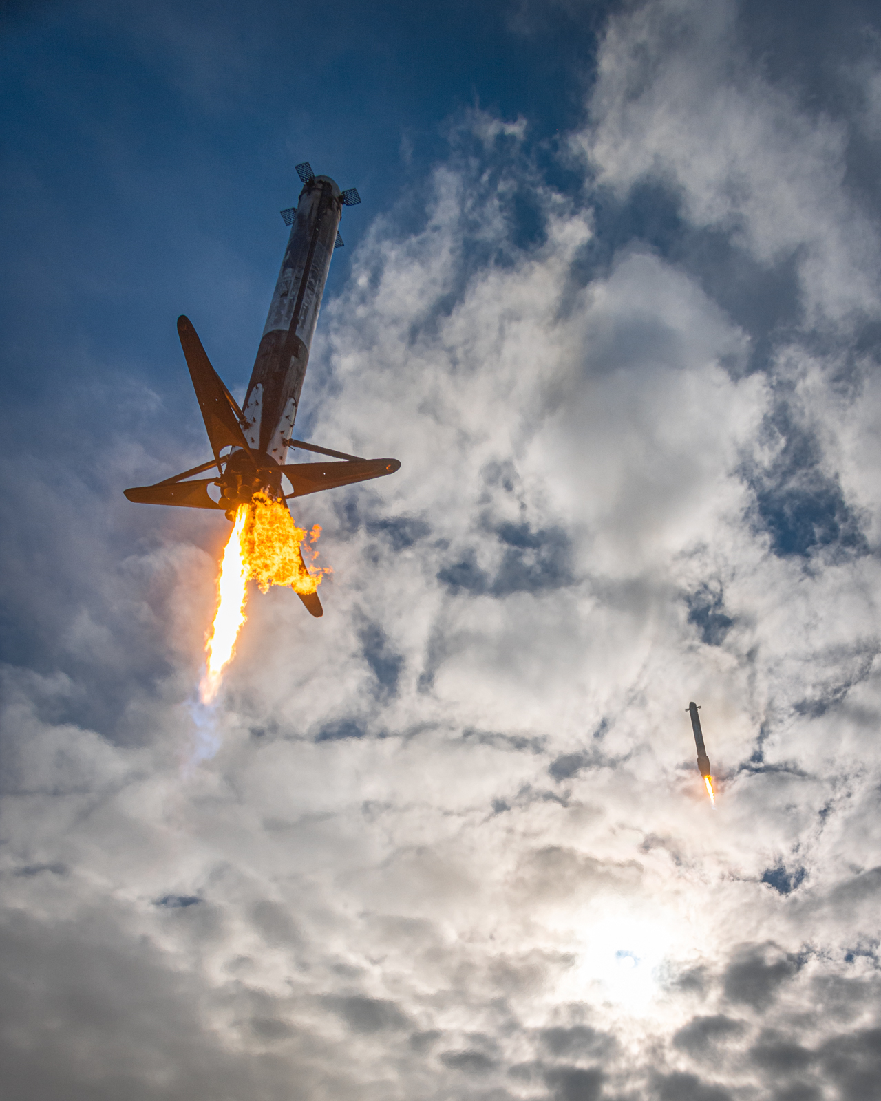 Photographer Captures Close-Up Of Two SpaceX Falcon Rockets Landing