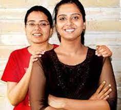 पिता की हुई हत्या, मां को भी खोया, संभाली बहन की जिम्मेदारी, IAS बन ...