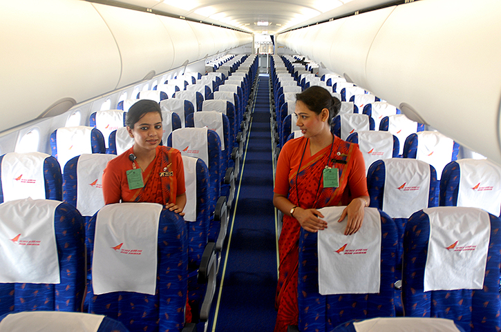 कम बाल हैं तो गंजे हों, कमर से नीचे साड़ी नहीं: Air India ने अपने क्रू को ये कैसा निर्देश दे दिया?