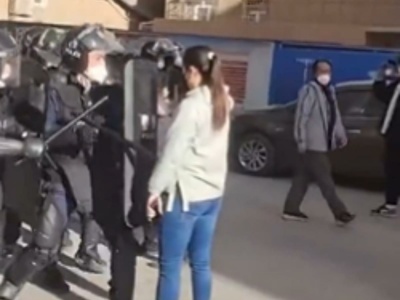 Brave Chinese Girl Confronts Riot Cops, Refuses To Stop Filming During ...