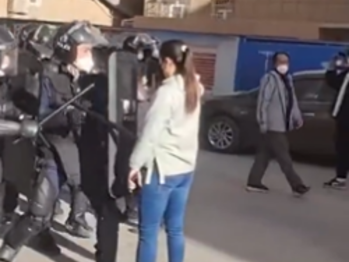 Brave Chinese Girl Confronts Riot Cops, Refuses To Stop Filming During ...