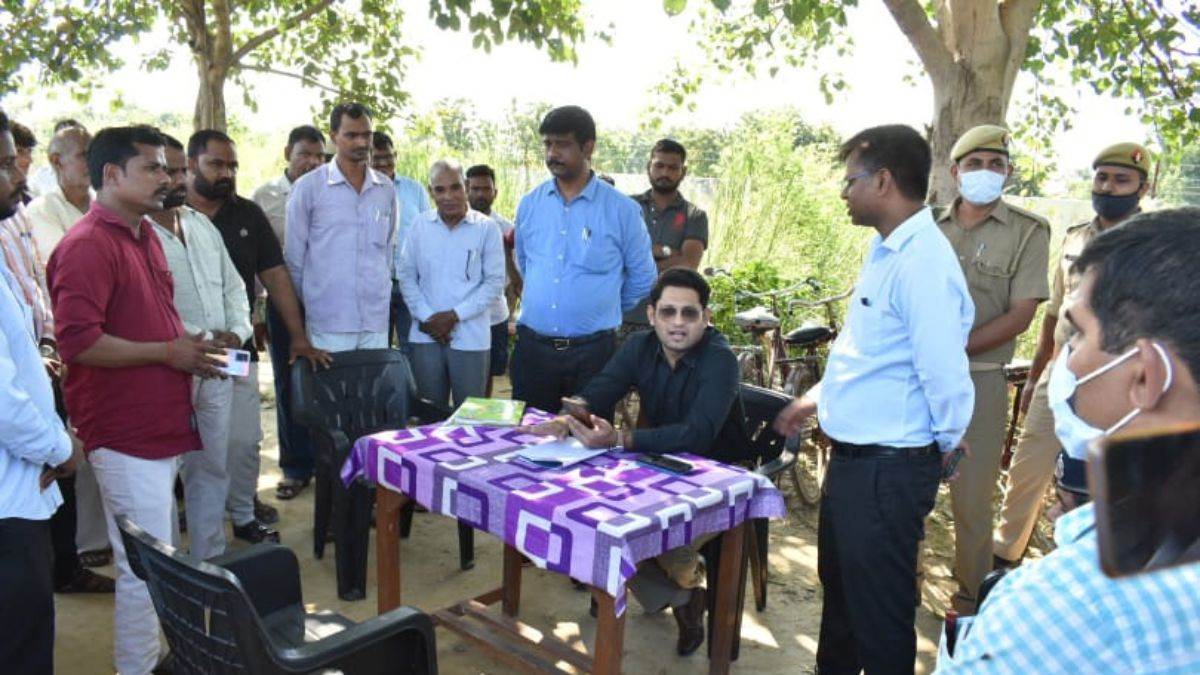 ये UP है! बाढ़ पीड़ितों से बोले DM साहब- 'Zomato सर्विस नहीं चला रहे जो ...