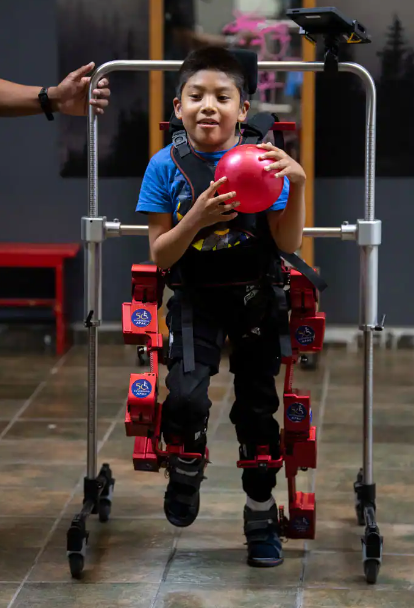 लकवे ने छीन लिया था 8 साल के मासूम का बचपन, रोबोट की मदद से चलने लगा ...