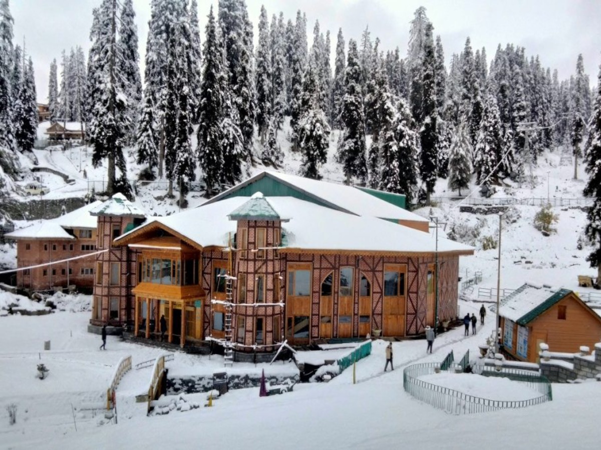 Tourist Destination Gulmarg Turns Winter Wonderland After J&K's First ...