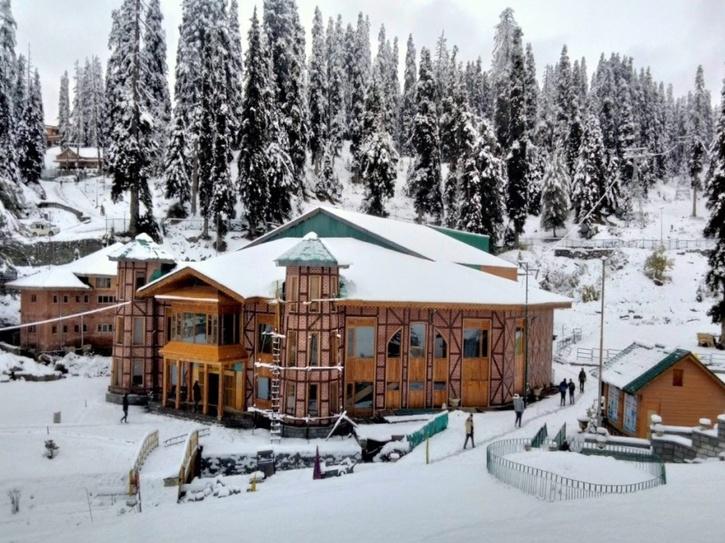 Tourist Destination Gulmarg Turns Winter Wonderland After J&K's First ...