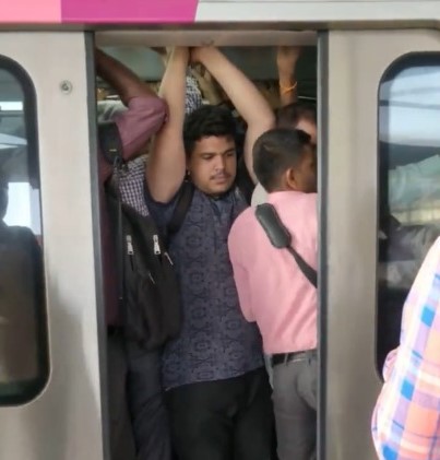 Old Video Of Man Who Tried To Squeeze Himself In Packed Metro Resurfaces