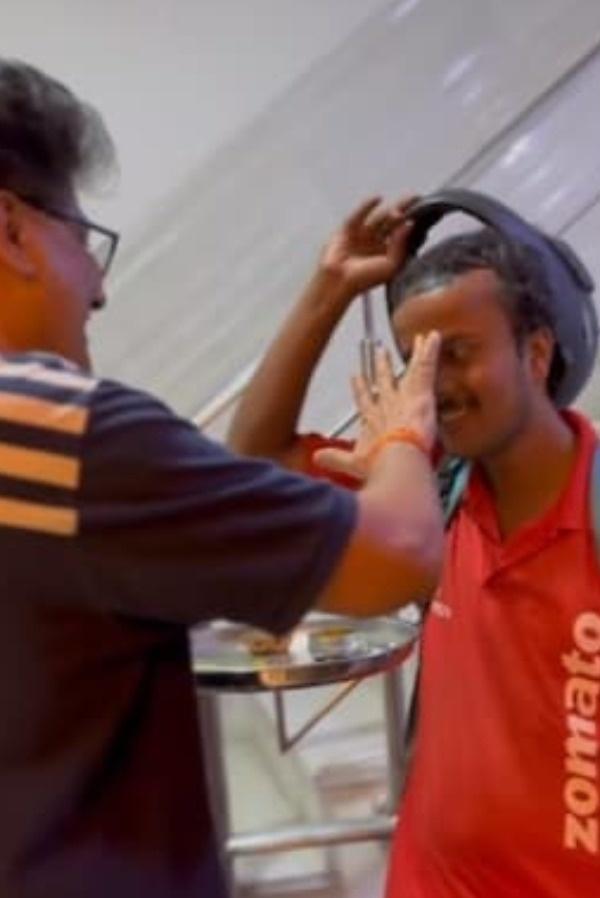 Delhi Man Greets Zomato Delivery Agent With ‘Aarti Ki Thaali’