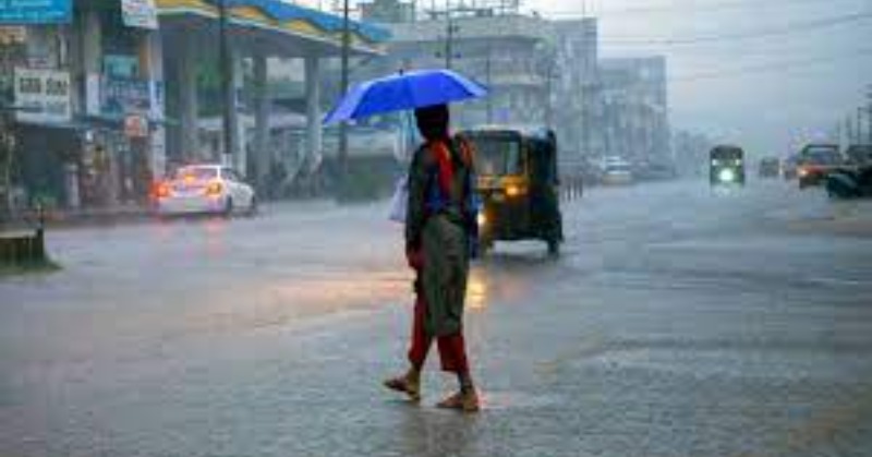 Bengaluru Traffic Cops Clear Waterlogged Street With Stick
