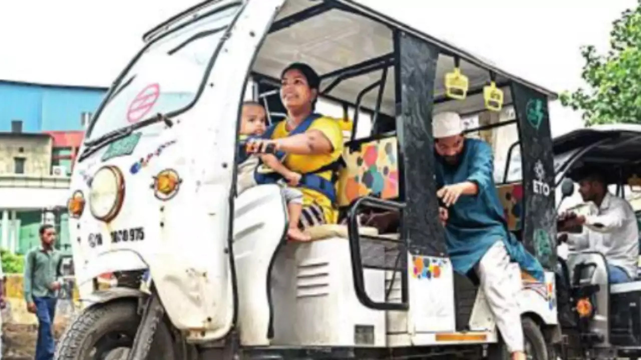 Single Mom Straps Baby To Her Chest While Driving e-Rickshaw