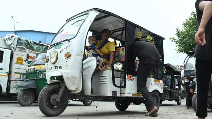 Single Mom Straps Baby To Her Chest While Driving e-Rickshaw
