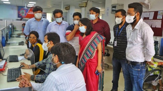 बीमार को देख रो पड़ी, बाढ़ का जायज़ा लेने गई तो मदद करने कीचड़ में उतरी ...