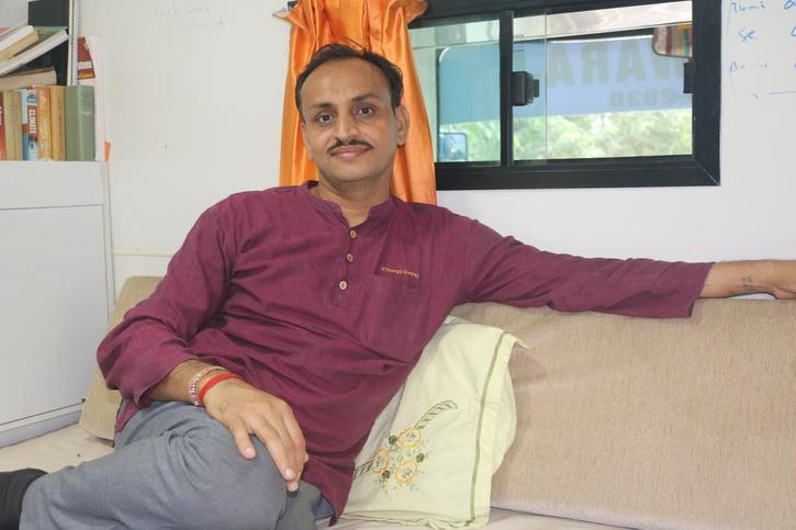 For Two Years This IIT Professor Has Been Travelling Across India To ...