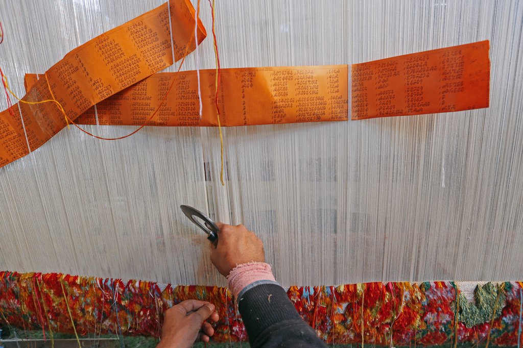 These Hand-Woven Kashmiri Carpets Are All Set To Embellish New ...