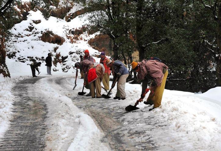 Winter Is Here! Himachal Pradesh Receives Fresh Snowfall, IMD Issues Yellow Alert