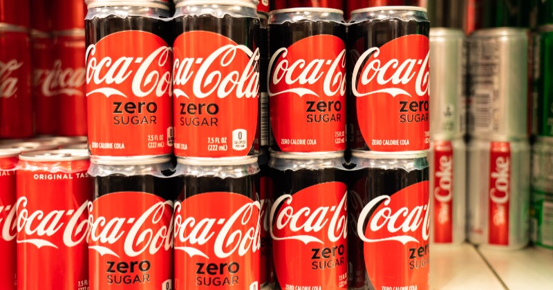 टैक्स से बचने के लिए लाल रंग से पेंट किये थे Coca Cola ने अपने कैन, लाल सैंटा क्लॉज़ भी पहली बार ...