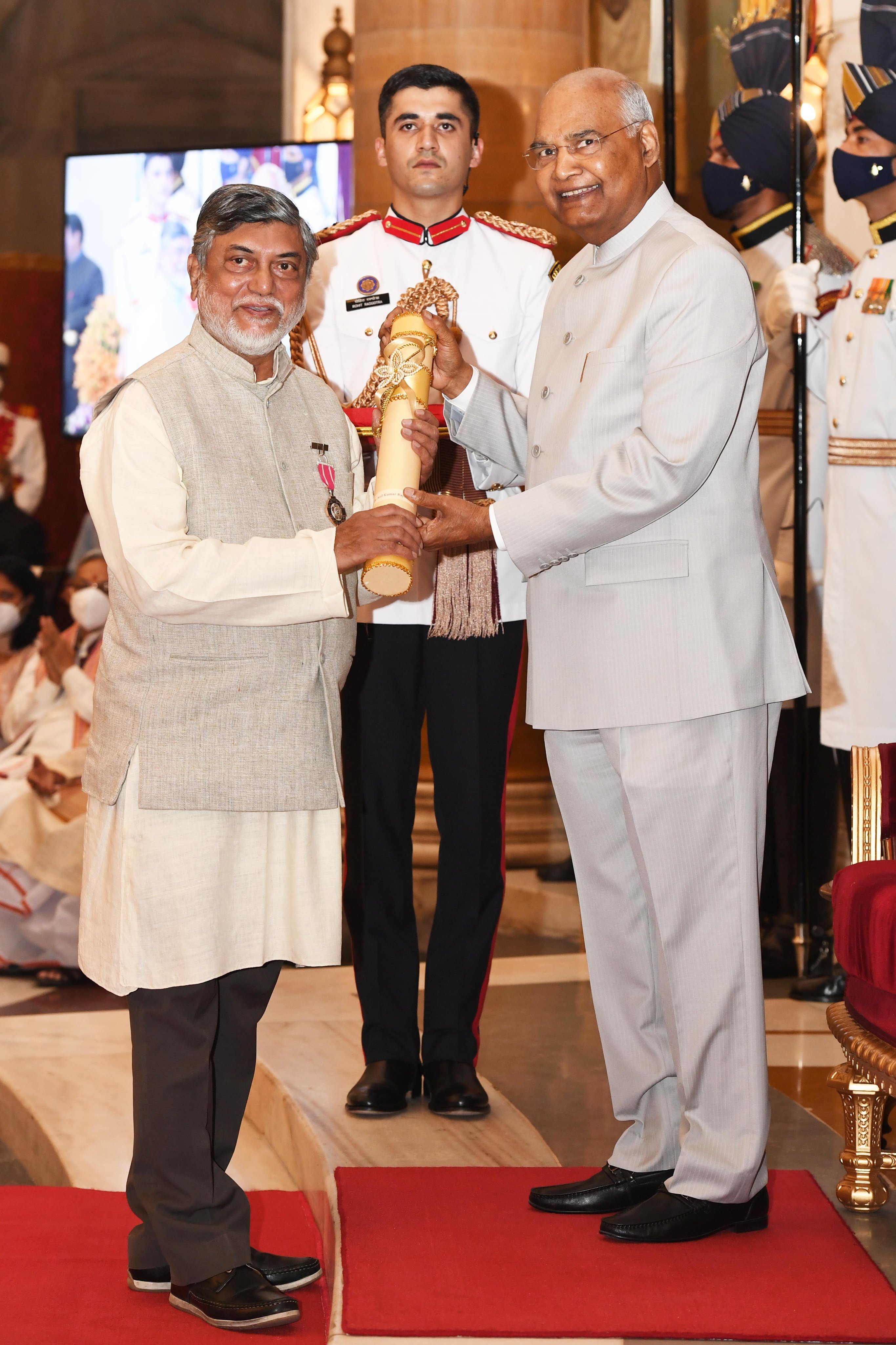 डॉ अनिल राजवंशी: US की आरामदायक नौकरी छोड़ी, महाराष्ट्र के गांव से दिया ...