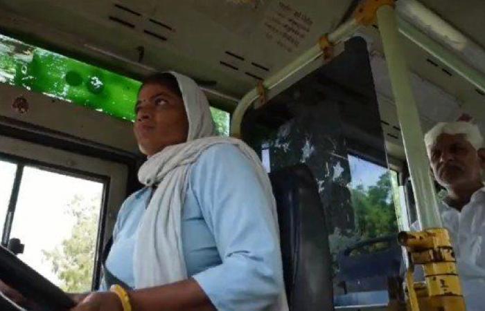 दिल्ली की सड़कों पर DTC बस दौड़ाने वाली शर्मीला की कहानी, जो पहले ताने मारते थे, वही तारीफ़ करने लगे