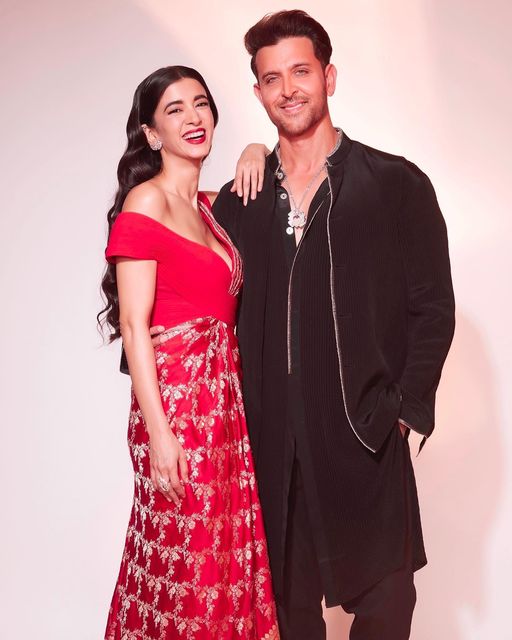 Internet Reacts To Hrithik Roshan Holds His Girlfriend Saba Azad's Heels In Viral Photo