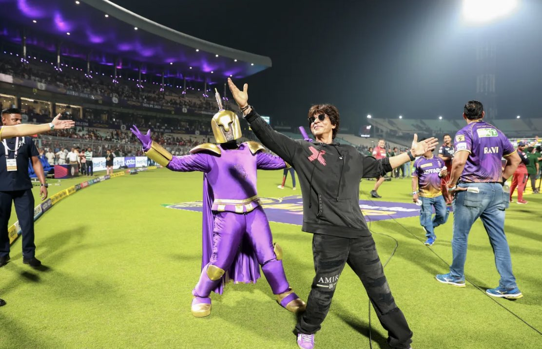 SRK-Virat Kohli's Bromance At IPL: Superstar Hugs & Teaches Him 'Hook ...