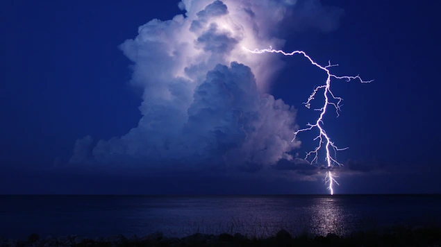What Is The Upward Lightning Process? How Lightning Travels From Ground ...