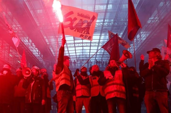 Paris: Protesters Storm Into BlackRock's Office Against Pension Reforms