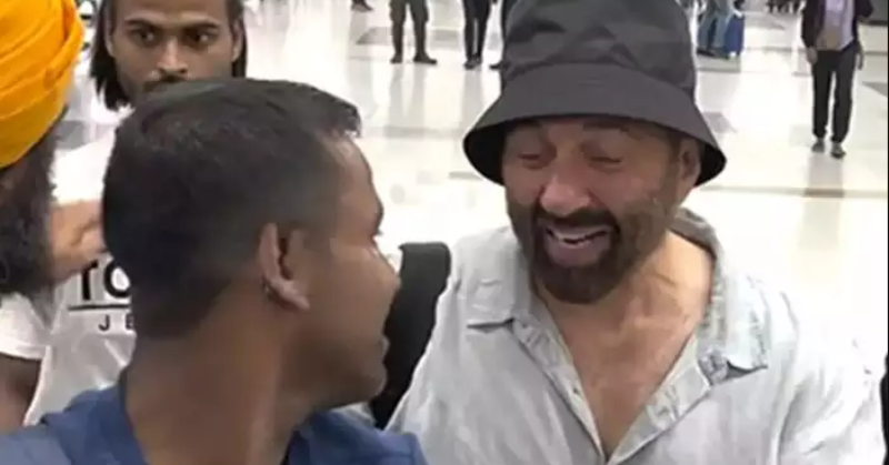 Selfie लेने आए Fan पर भड़क गए Sunny Deol, लोगों ने कहा - खुश होइए कोई ...