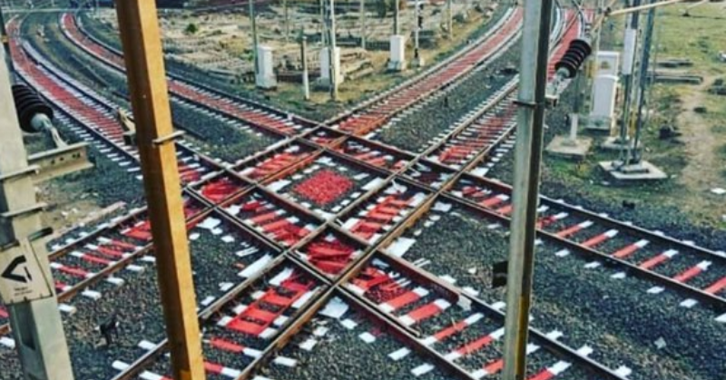 भारतीय रेलवे की Diamond Crossing: चारों तरफ़ से आती हैं ट्रेनें, फिर भी ...