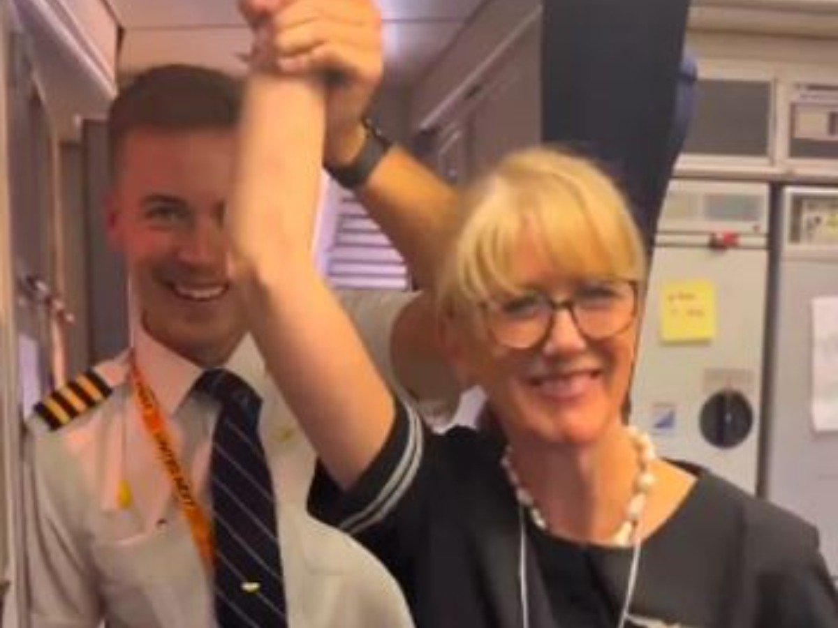 Heartwarming Display Of Affection! Pilot Thanks His Flight-Attendant ...
