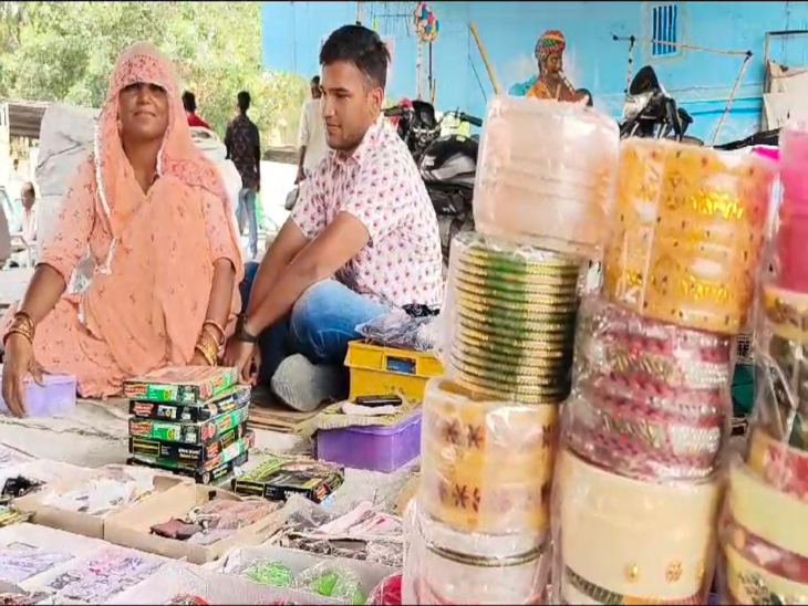 पिता का हो गया एक्सीडेंट, मां ने सड़क किनारे चूड़ियां बेच पढ़ाया, अब ...